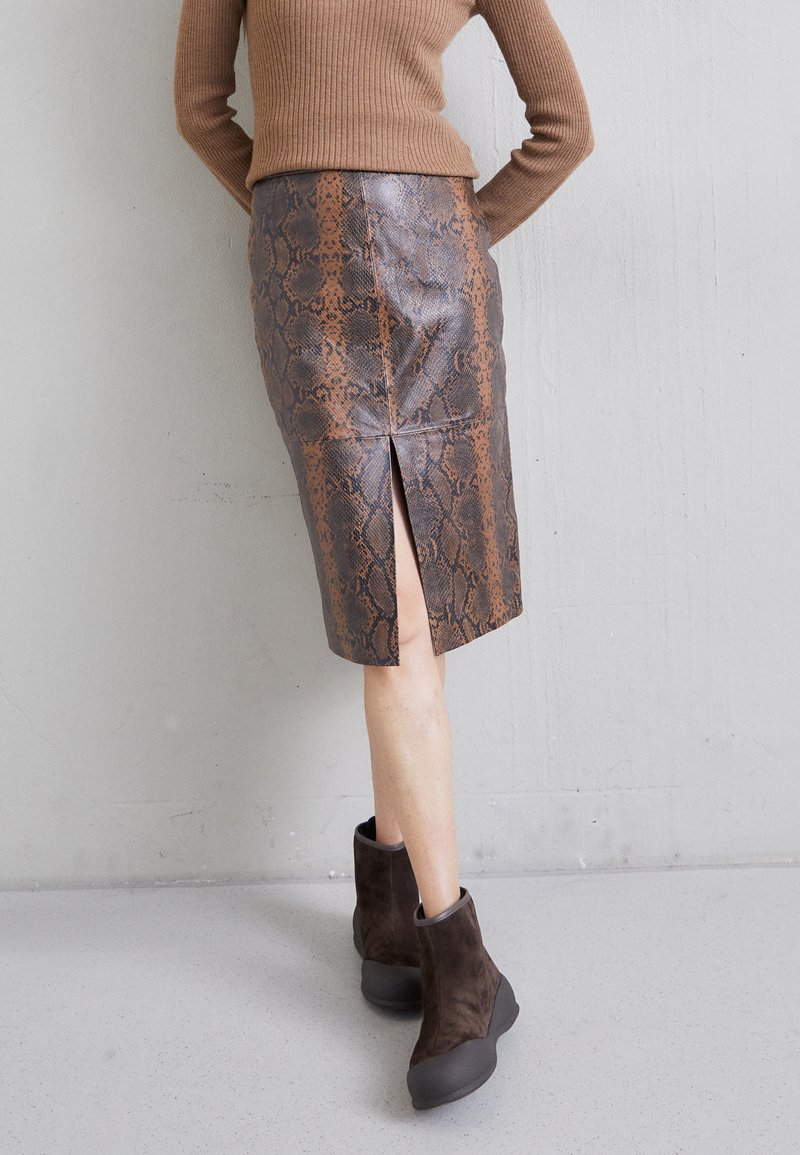 STUDIO ID SINEM MIDI SKIRT - Leather skirt - amber brown/brown ...