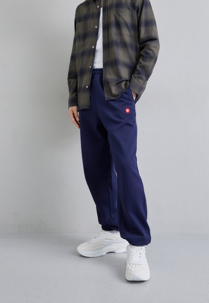 Double A by Wood Wood CAL JOGGERS - Tracksuit bottoms - navy/dark blue ...