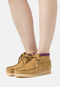 Clarks Originals WALLABEE - Bottines à lacets - oakmoss combination ...