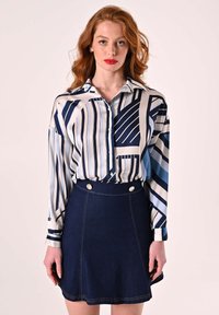 Rinascimento STAMPA GEOMETRICA VARIANTE - Camicia - var blu/blu ...
