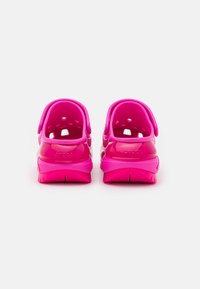 Crocs CLASSIC MEGA CRUSH - Muiltjes met hak - juice/roze - Zalando.nl