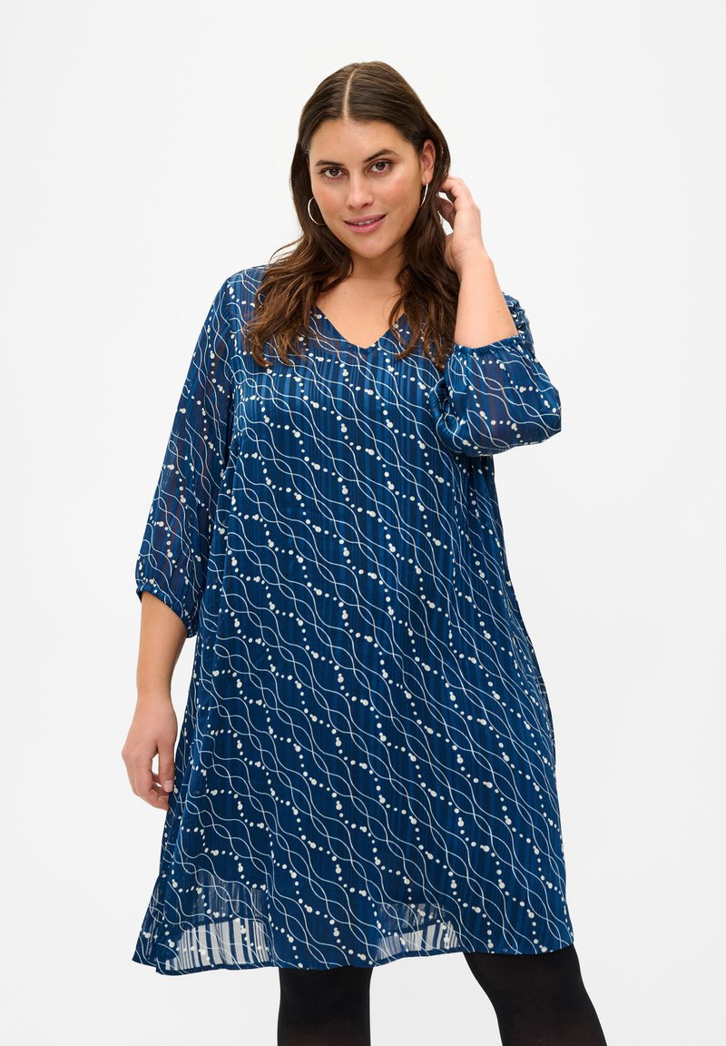 Zizzi MIT V-AUSSCHNITT UND 3/4-ÄRMELN - Freizeitkleid - dress bl swirl ...