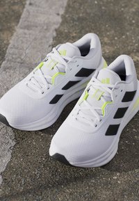 adidas Performance GALAXY 7 - Scarpe da corsa su strada - cloud white ...