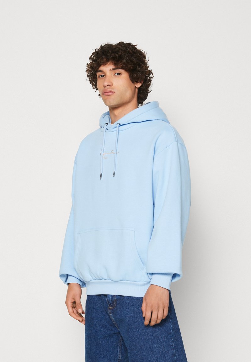 Karl Kani SMALL SIGNATURE HOODIE UNISEX - Felpa - blue/celeste - Zalando.it Karl Kani SMALL SIGNATURE HOODIE UNISEX - Felpa - blue/celeste - Zalando.it