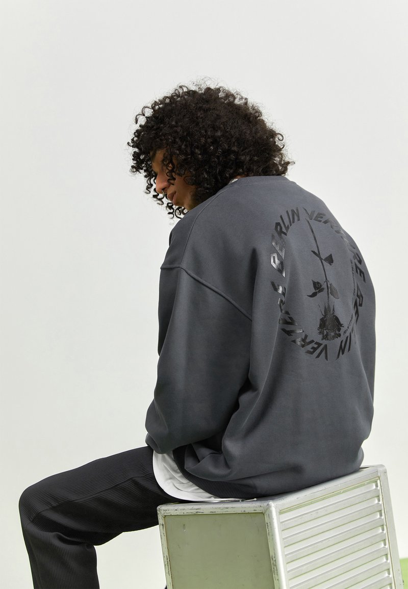 Vertere Berlin CIRCLE LOGO SWEATER - Sweatshirt - vintage black/mottled ...