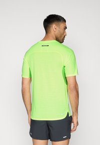 Nike ACG SOLAR CHASE - Camiseta deportiva - volt ice/mean green/summit ...
