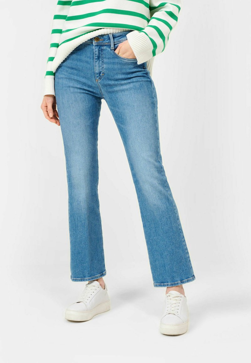 BRAX STYLE ANA - Jeans Bootcut - used summer blue/light-blue denim - Zalando.de