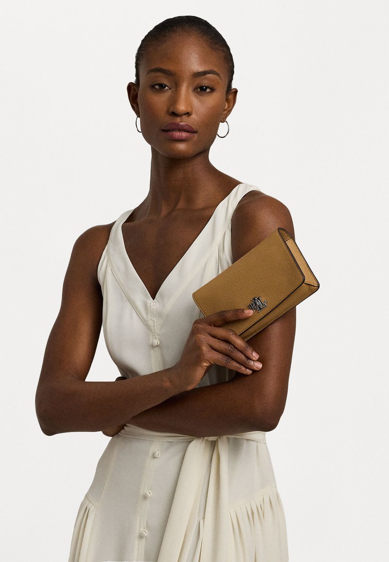 Lauren Ralph Lauren PEBBLED CROSSBODY TURN-LOCK TECH CASE - Across body ...