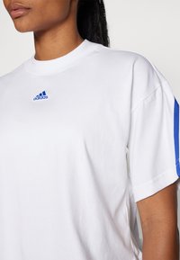 adidas Sportswear FUTURE ICONS THREE STRIPES - Print T-shirt - white ...
