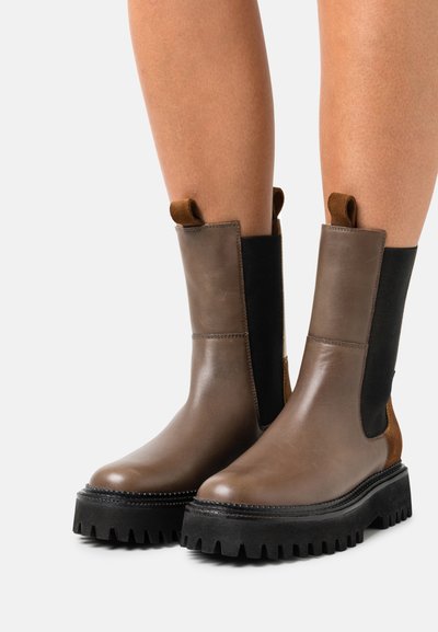 LÄST ANGIE CHELSEA - Saappaat - dark brown/viininpunainen - Zalando.fi