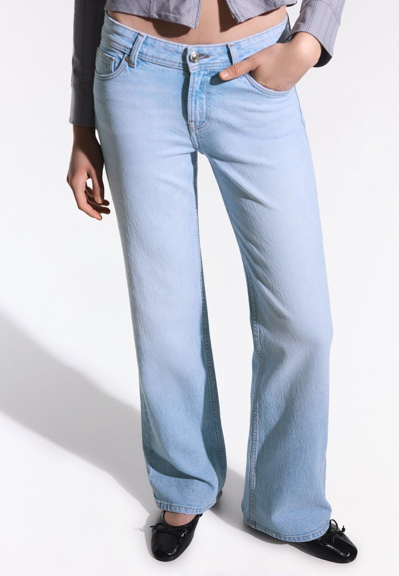 Bershka Flared jeans - light blue/ljusblå - Zalando.se