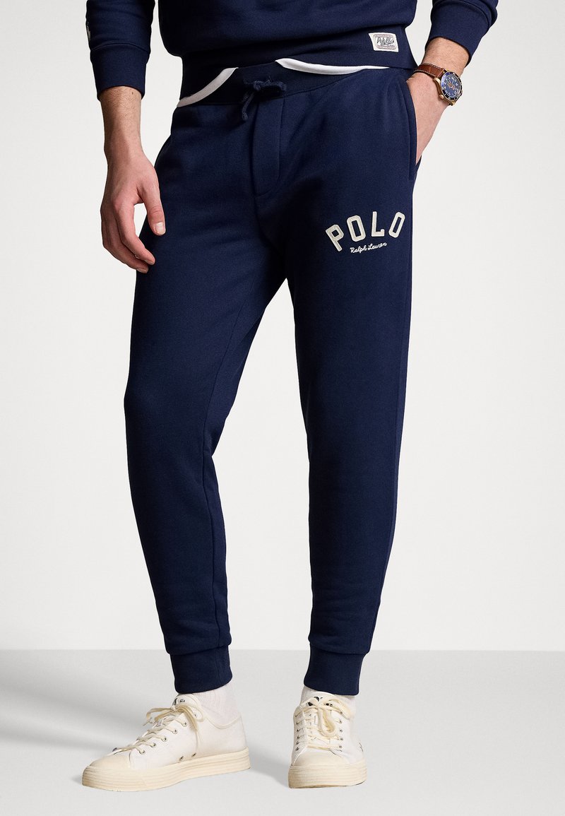 Polo Ralph Lauren THE RL FLEECE LOGO JOGGER PANT - Tracksuit bottoms - cruise navy/dark blue ...