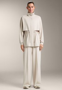 OYSHO STRAIGHT-LEG WITH SOFT-TOUCH AND CREASE - Nadrágok - sand/homok ...