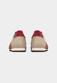 adidas Originals R71 UNISEX - Sneaker low - off white/team victory red ...