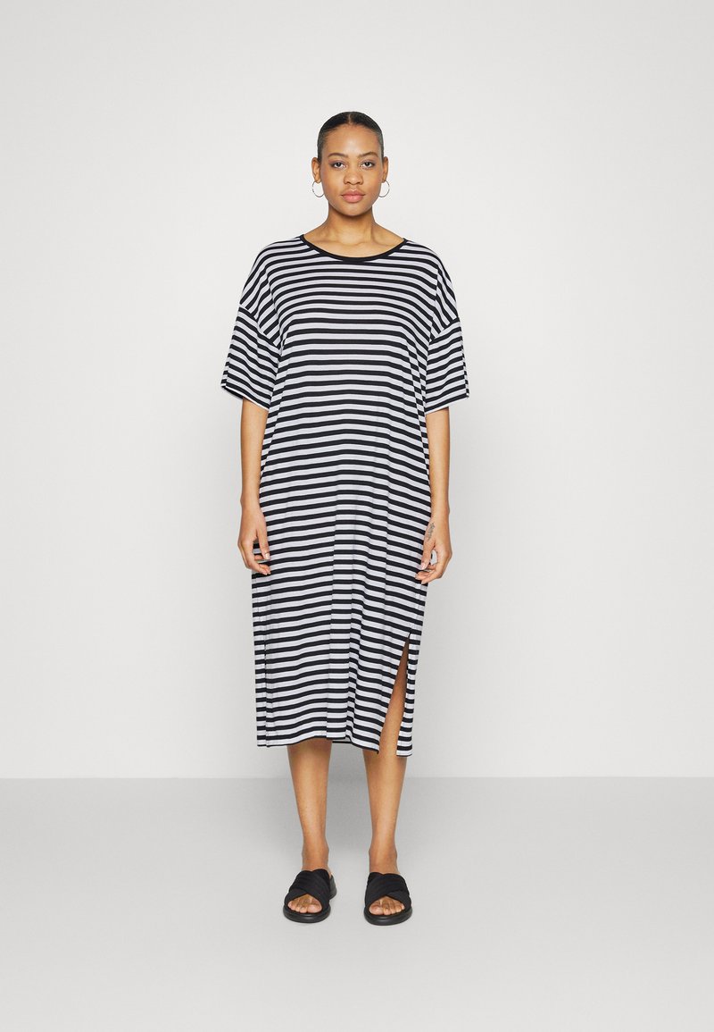 Noisy May NMMAIDEN DRESS CURVE - Robe en jersey - black/multicolore ...