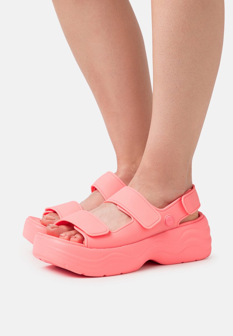 Crocs SKYLINE - Platform sandals - guava/dark blue - Zalando.ie