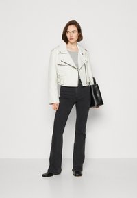 Gestuz RIVY - Flared Jeans - dark grey washed/grey denim - Zalando.ch