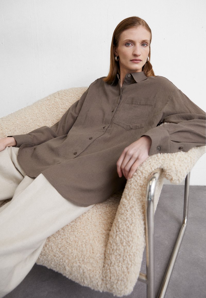 DESIGNERS REMIX LUCIA OVERSIZED - Skjortebluser - mud/brun - Zalando.dk