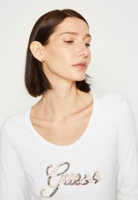 Guess SCRIPT - Longsleeve - pure white/wit - Zalando.nl