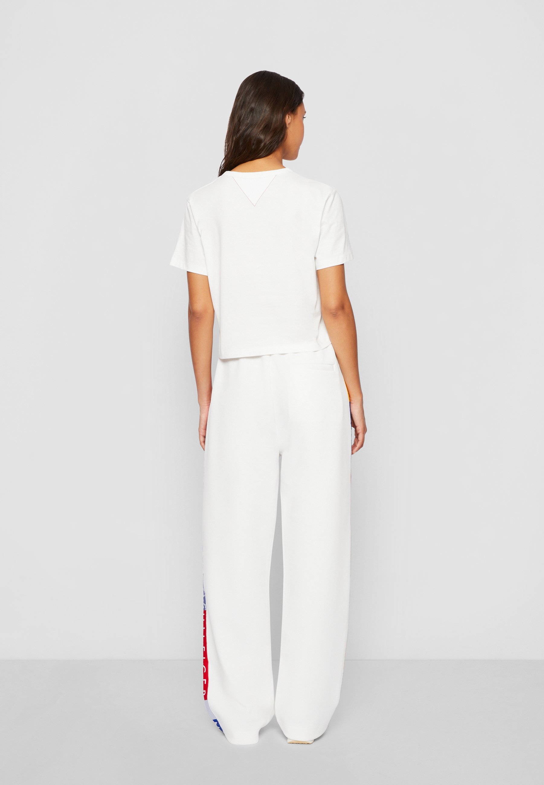 Tommy Hilfiger EXCLUSIVE HILFIGER TEAM CROPPED TEE T Shirt print ecru offwhite Zalando