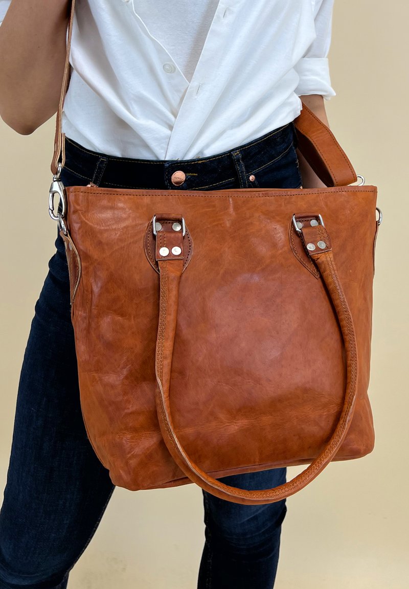 Gusti Leder THERESE - Handväska - brown/brun - Zalando.se