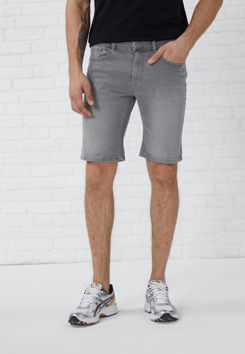 Pier One Denim shorts - grey - Zalando