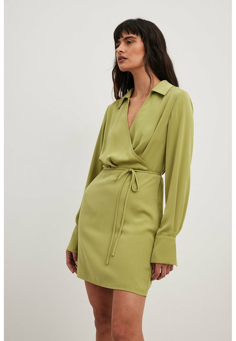 NA-KD MINI MIT OVERLAP - Robe de jour - olive green/vert - ZALANDO.FR