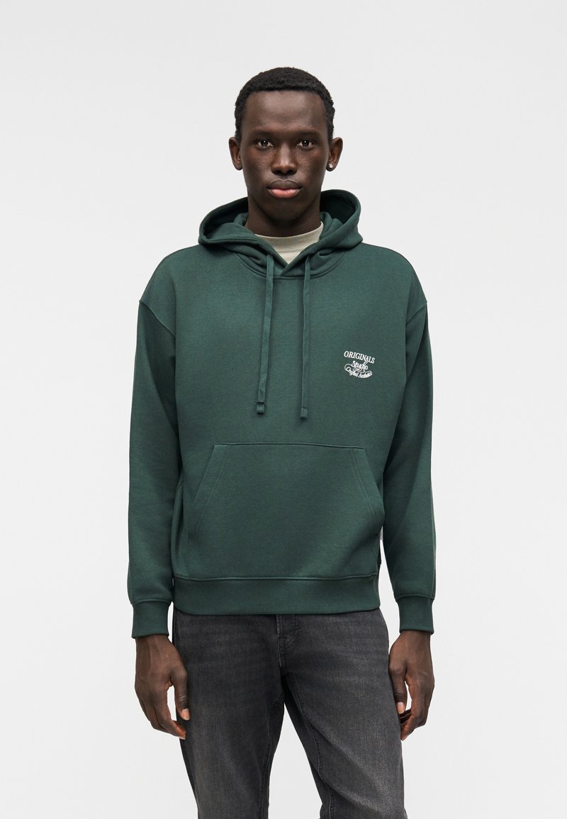 Jack & Jones JORNIAGARA TYPO HOOD - Sweatshirt - sycamore/dunkelgrün ...