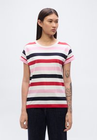 Barbour LYNDALE - Nyomott mintás póló - poppy red/multi/piros - Zalando.hu