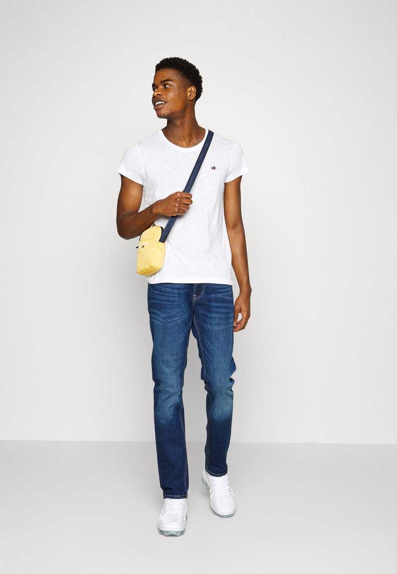 Tommy Hilfiger TOMMY HILFIGER X SHAWN MENDES THE SHAWN TEE UNISEX - T ...