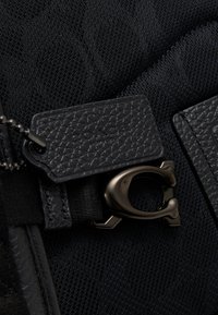 COACH BECK ROLL TOP BACKPACK IN PEBBLE UNISEX - Sac à dos - black/noir ...