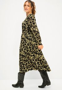 Studio Untold IMPRIMÉ LÉOPARD DÉCOLLETÉ EN V - Freizeitkleid - sable ...