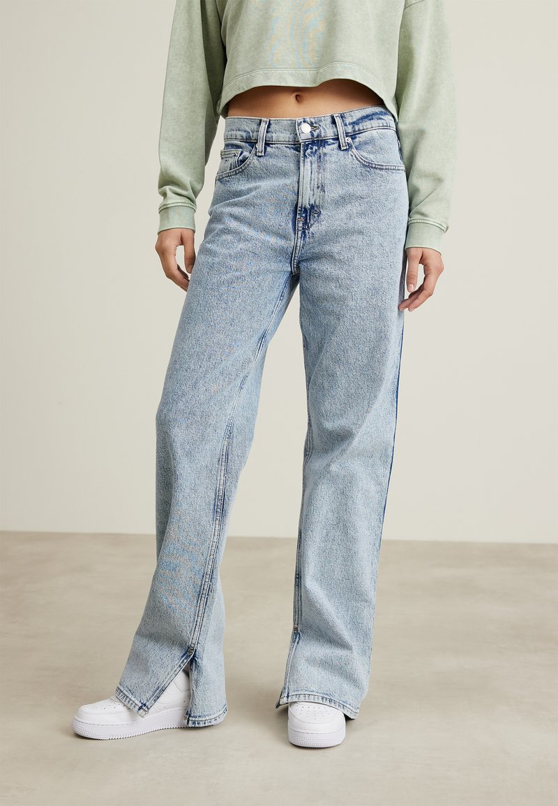 Tommy Jeans SPLIT HEM - Relaxed fit jeans - denim light/light-blue ...