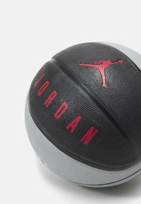 Jordan PLAYGROUND SIZE 7 UNISEX - Bollar - black/wolf grey/gym red ...