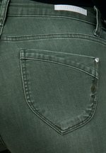 Blue Fire NANCY SLIM-COLOR - Jeans Slim Fit - olive/oliv - Zalando.de