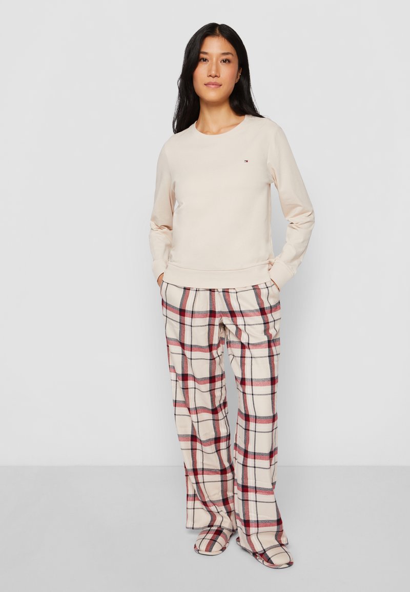 Tommy Hilfiger GIFT PANTS SLIPPER SET - Pyjama - cash creme/heritage ...