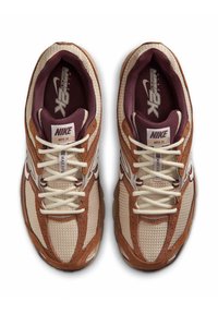 Nike Sportswear AIR MAX MOTO 2K XMFW - Trainers - lt british tan ...