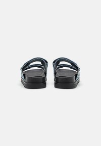 Guess FABULON - Sandalias planas - blue/azul oscuro - Zalando.es