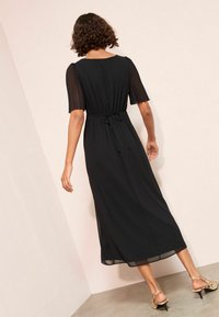 Friends Like These PETITE FIT - V-NECK MIDI - Jerseykleid - black ...