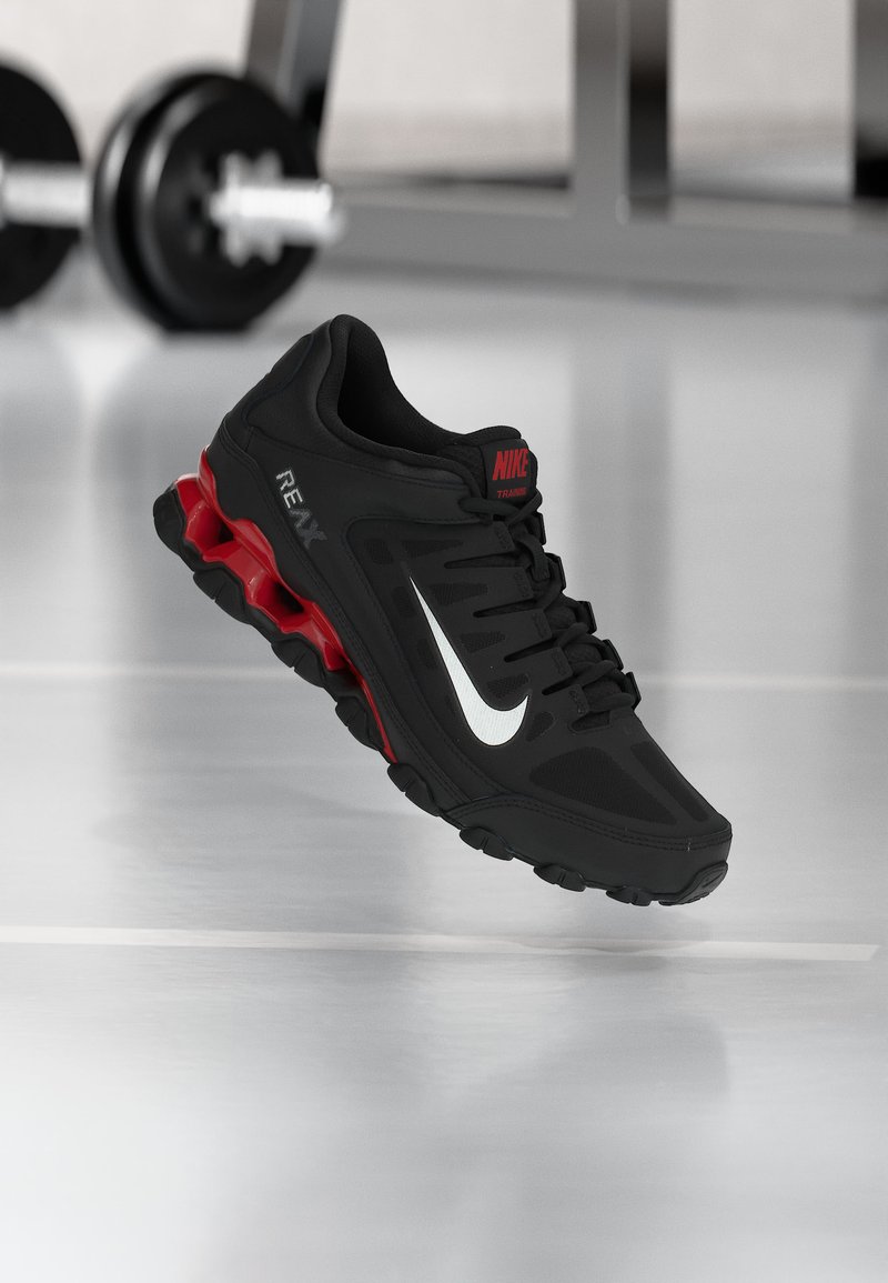Nike Performance REAX 8 - Sportovní boty - black/metallic silver ...