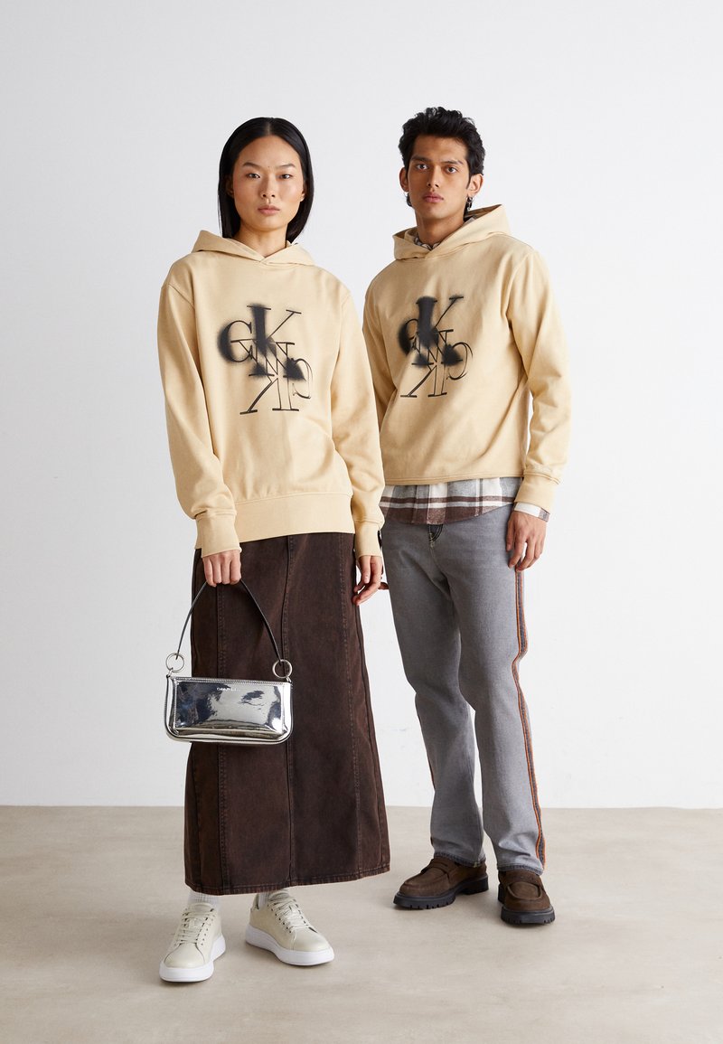 Calvin Klein Jeans MIRRORED LOGO HOODIE UNISEX - Jersey con capucha ...