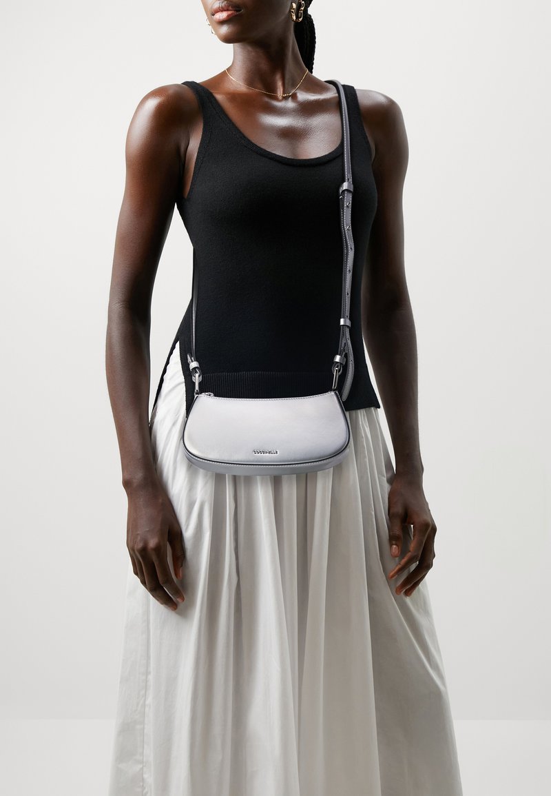 Coccinelle MERVEILLE MIRROR - Geantă de mână - silver/argintiu - Zalando.ro