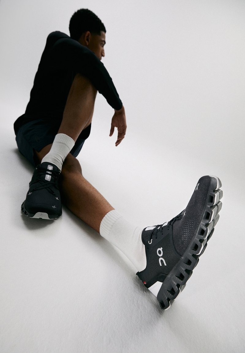 On CLOUD X 3 - Laufschuh Neutral - black/schwarz - Zalando.de