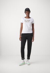 EA7 Emporio Armani T-Shirt print - bianco/weiß - Zalando.de
