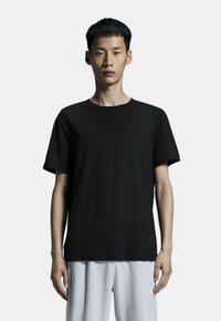 On STUDIO-T - Basic T-shirt - black - Zalando