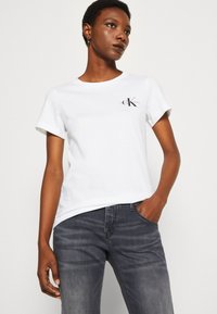 Calvin Klein Jeans MONOLOGO SLIM TEE 2 PACK - T-shirt basique - faint blossom/bright white/rose ...