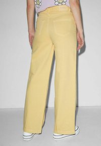 CLOCKHOUSE Flared Jeans - yellow/geel - Zalando.nl