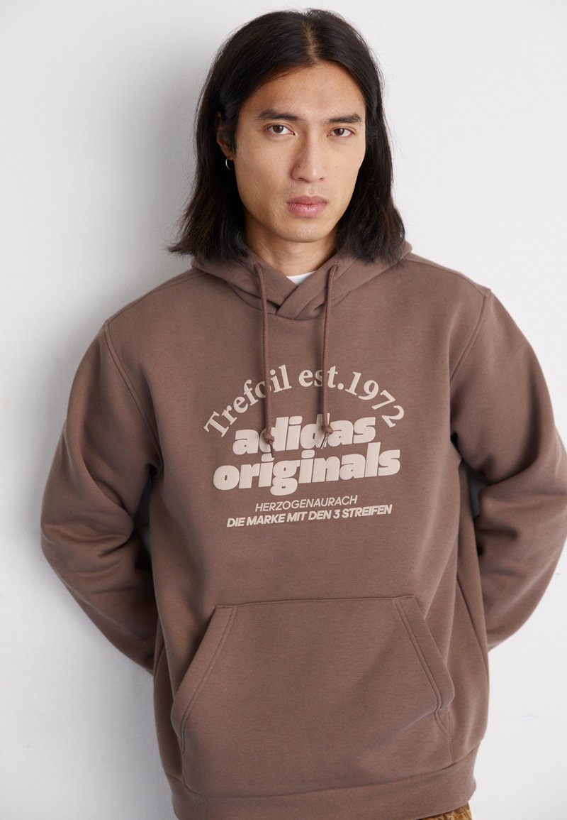 adidas Originals HOODIE - Sweat à capuche - earth strata/marron ...