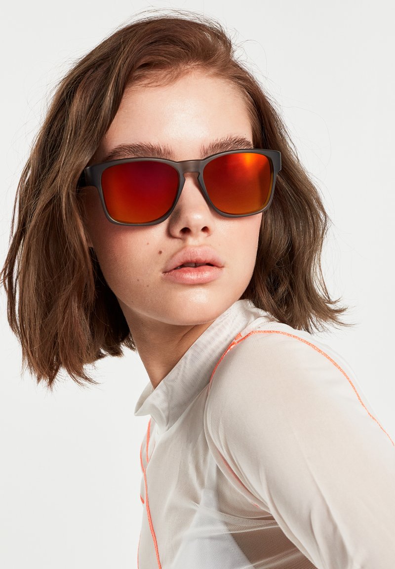 Hawkers CORE POLARIZED - Gafas de sol - grey/gris - Zalando.es