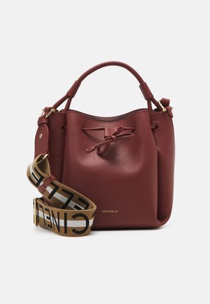 Kupi Coccinelle Torbe i koferi za žene online | Povrat do 30 dana | ZALANDO